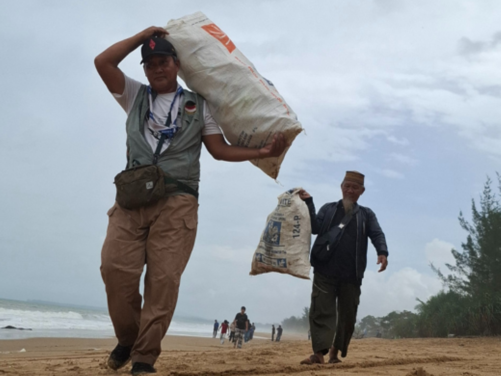 JOINT ACTION, PICKING UP PLASTIC WASTE AT PALOH TURTLE NESTING BEACH